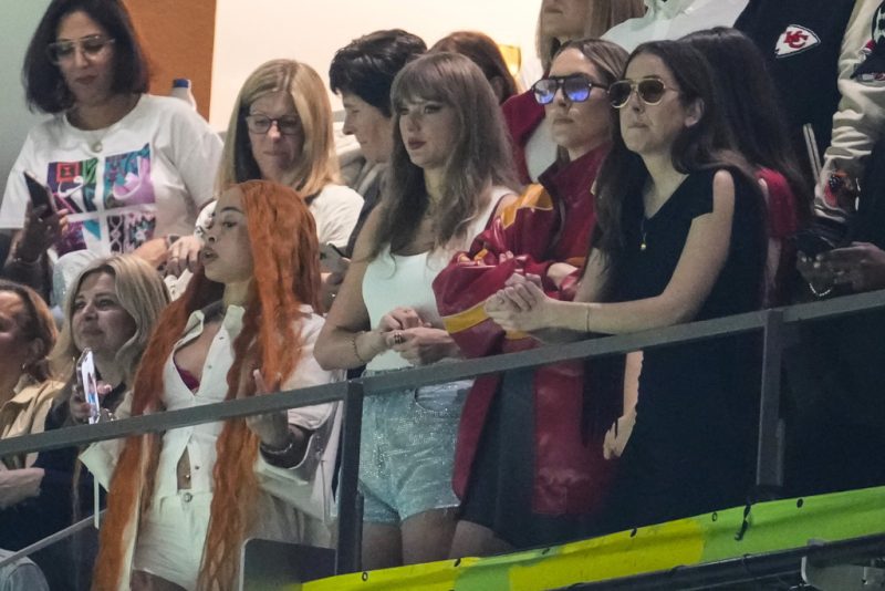 Taylor Swift Booed By Heavily Pro-Eagles Crowd At The Super Bowl - Car ...